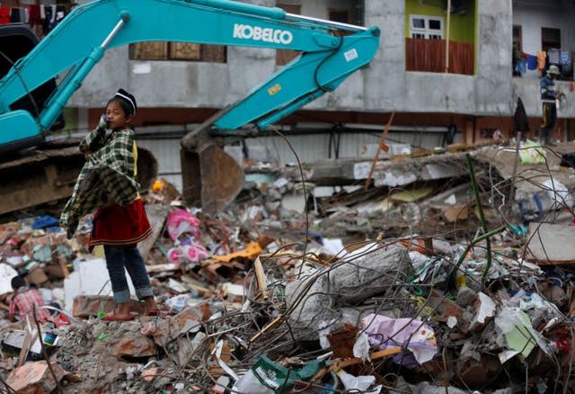 Indonesian earthquake leaves at least 45,000 homeless | The Independent ...