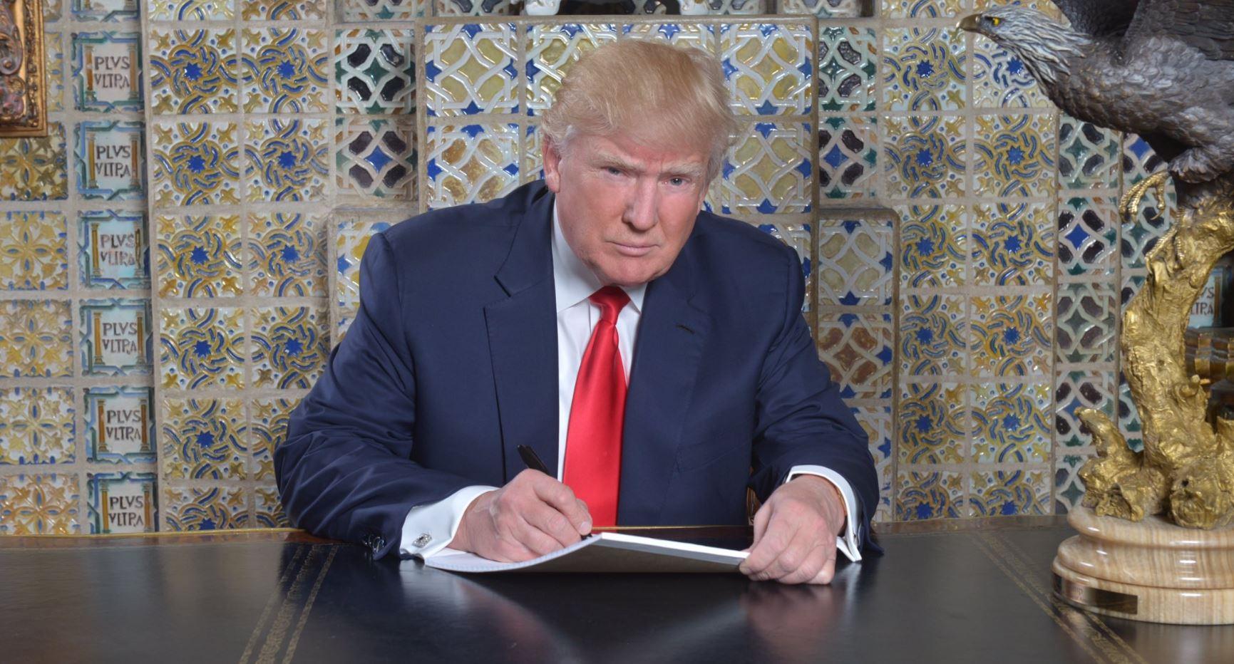 Donald Trump pretended to write and everyone is making the same joke ...