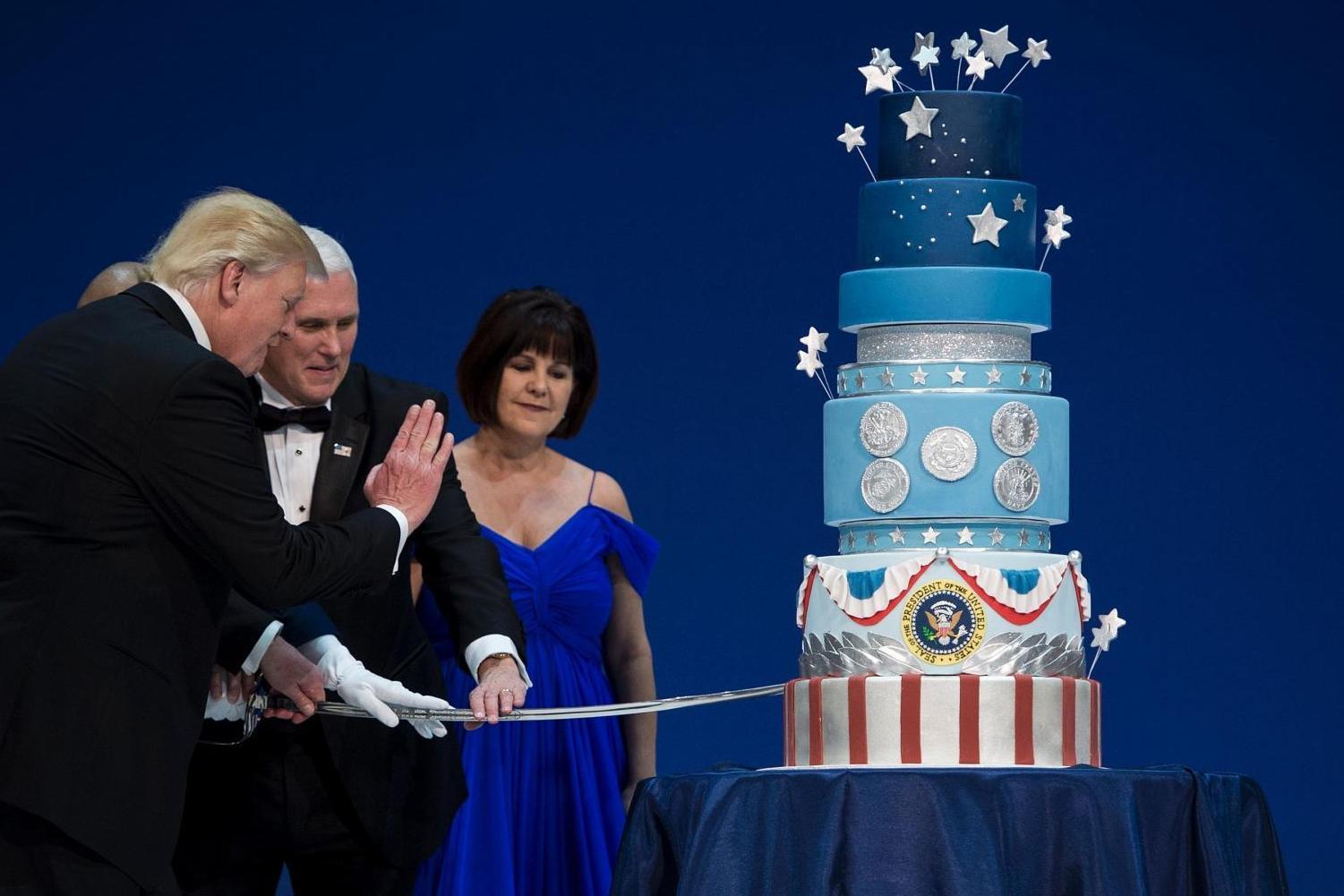 Donald Trump's inauguration cake looks very similar to Barack Obama's ...