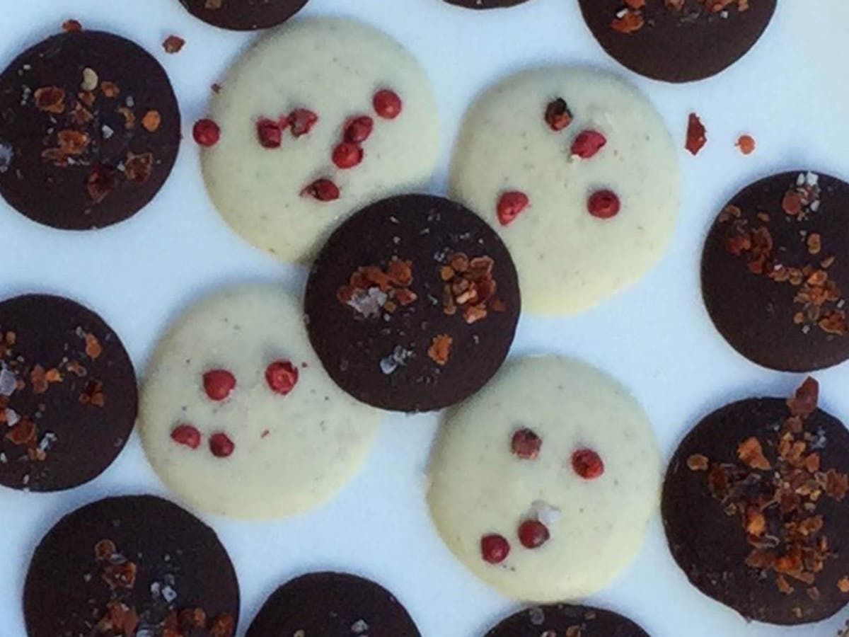How to make simple and tasty chocolate buttons for Valentine's Day ...