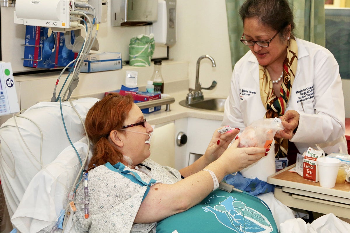 Transplant patient holds her own heart after life-saving operation ...
