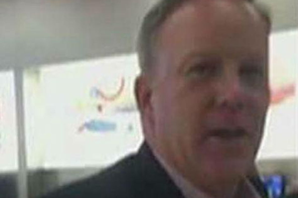 Sean Spicer accused of racism in Apple store by Indian American woman ...