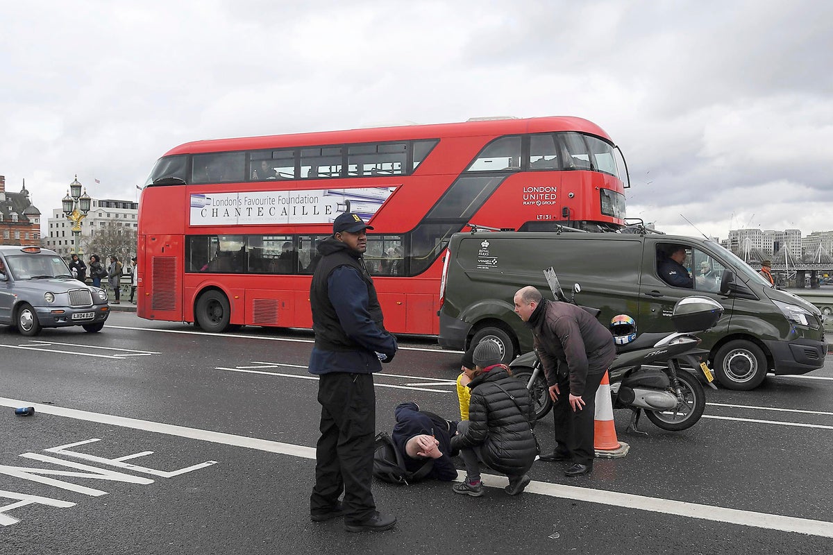 London attack: How strangers rushed to aid of Westminster Bridge ...