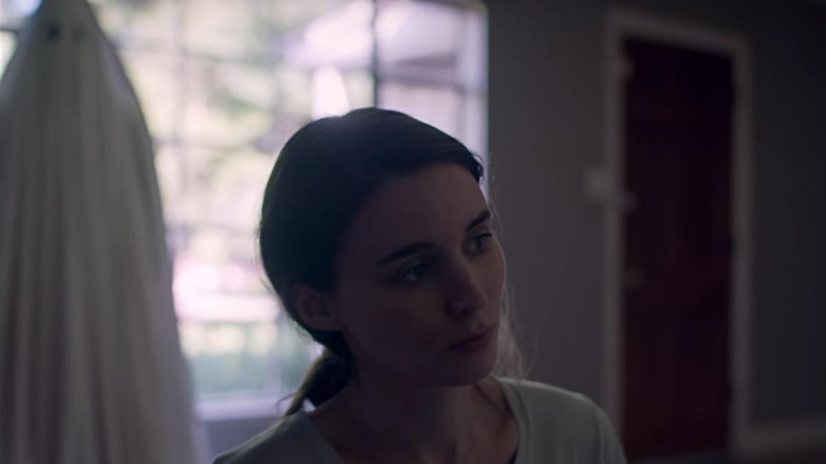 A Ghost Story trailer: Casey Affleck stars as a sheet ghost haunting ...