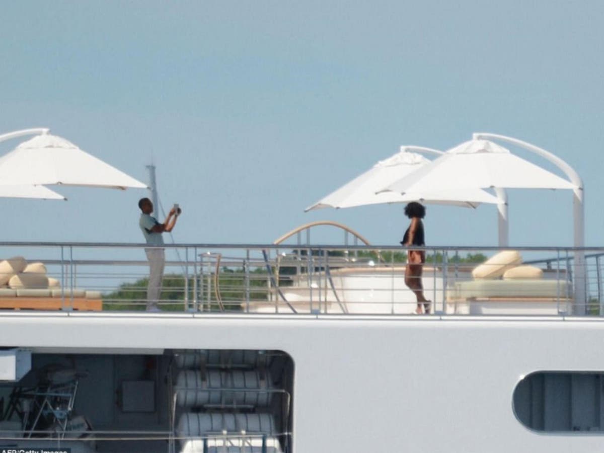 Barack Obama pictured on super yacht taking photo of Michelle with an ...