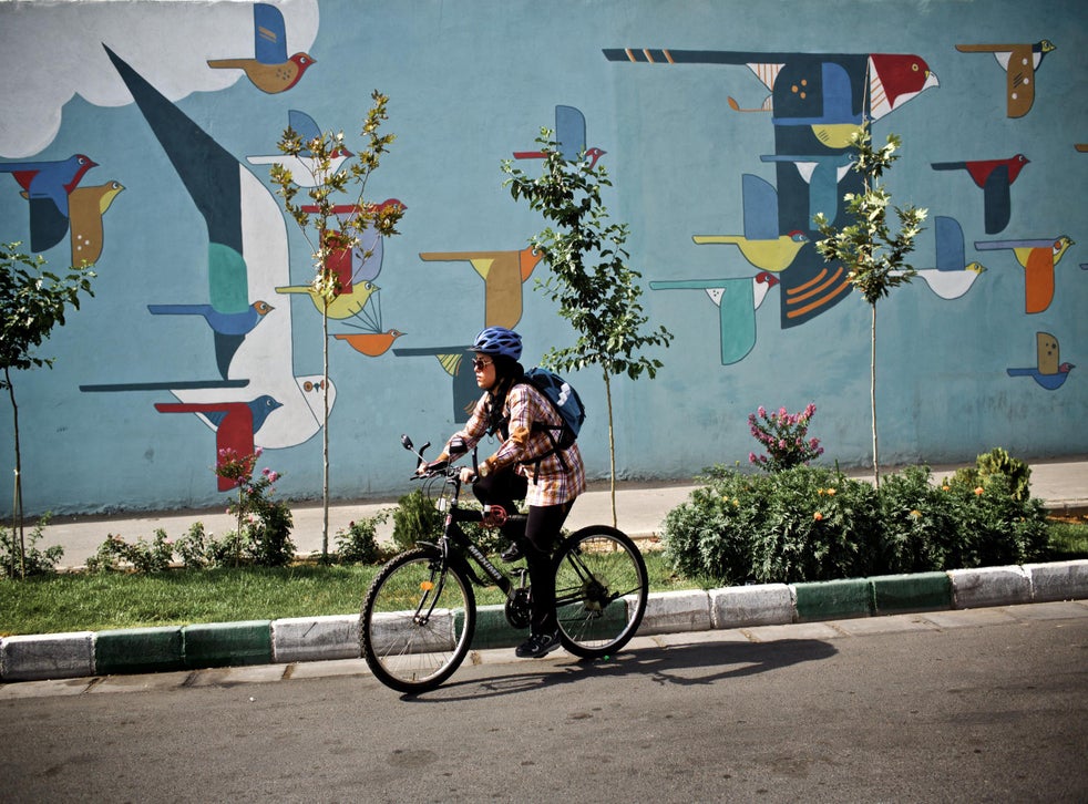 Iranian women get on their bikes to defy cycling fatwa | The ...