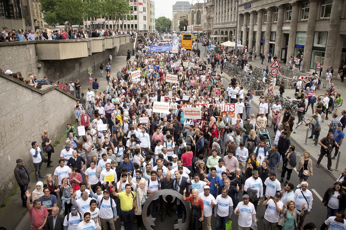 Muslim peace march: Hundreds take to Cologne streets to protest ...