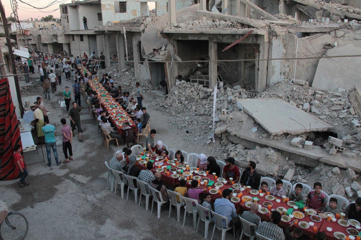 Images of people breaking Ramadan fast in ruined Syrian town go viral ...