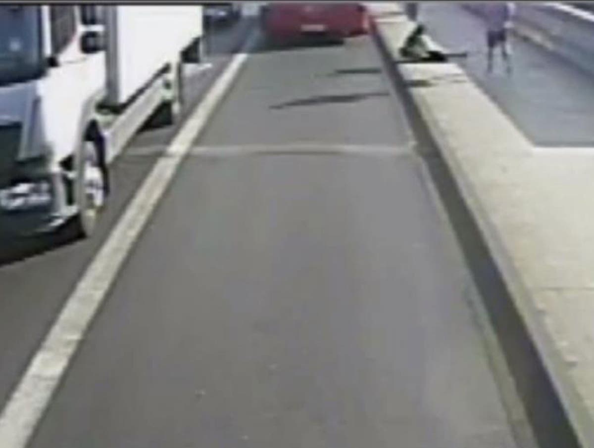 Putney Bridge jogger: New image released of man 'who pushed woman in ...