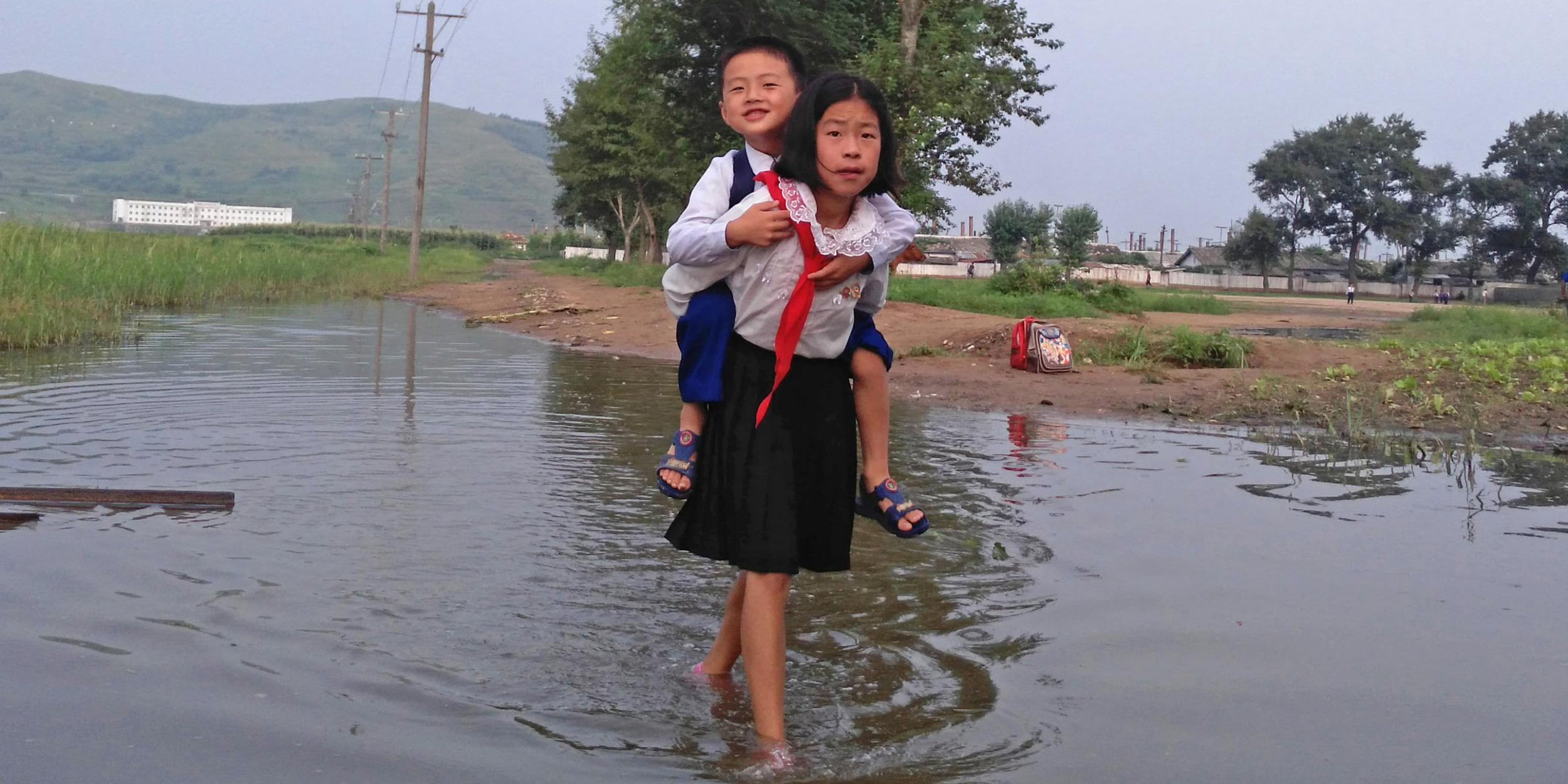This photographer captured everyday life in North Korea on his phone ...