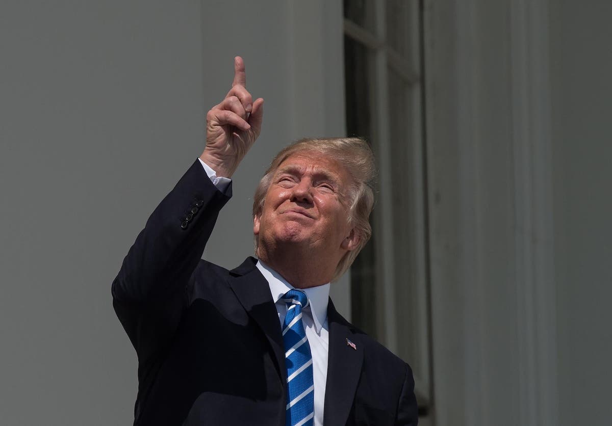 Donald Trump looking directly at the sun is 'most impressive thing ...