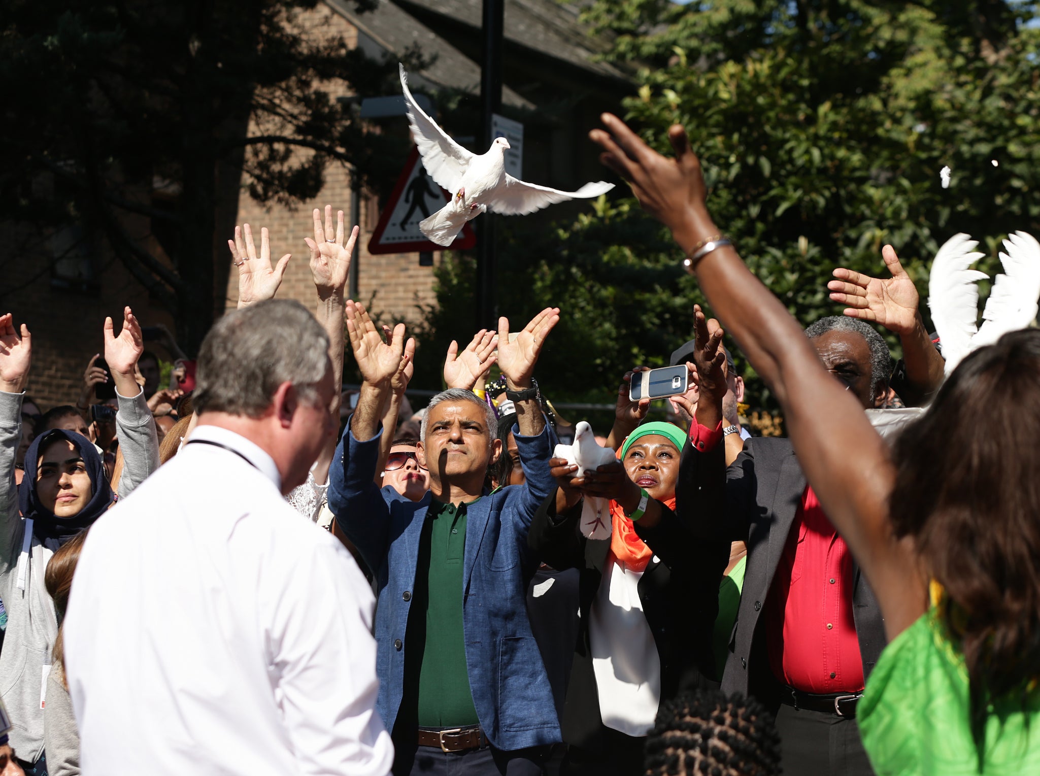 Notting Hill Carnival: Grenfell survivors release white doves during ...