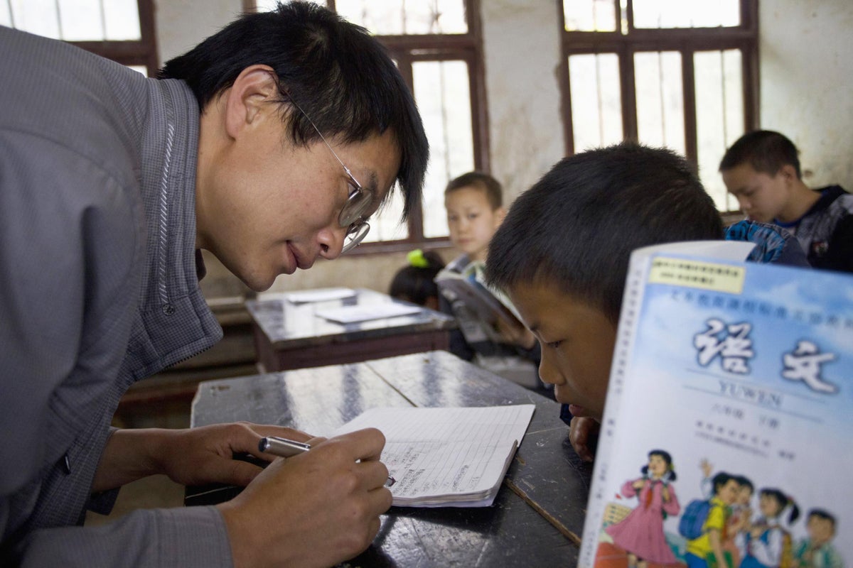 Schools in China introduce ‘smart uniforms’ with GPS chips to track ...