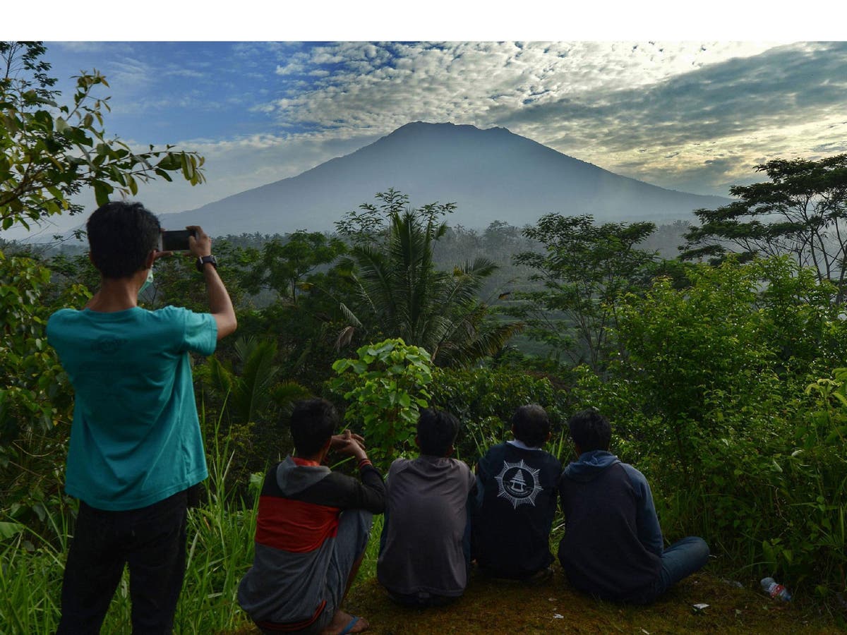 Bali volcano: More than 120,000 now evacuated over eruption fears | The ...