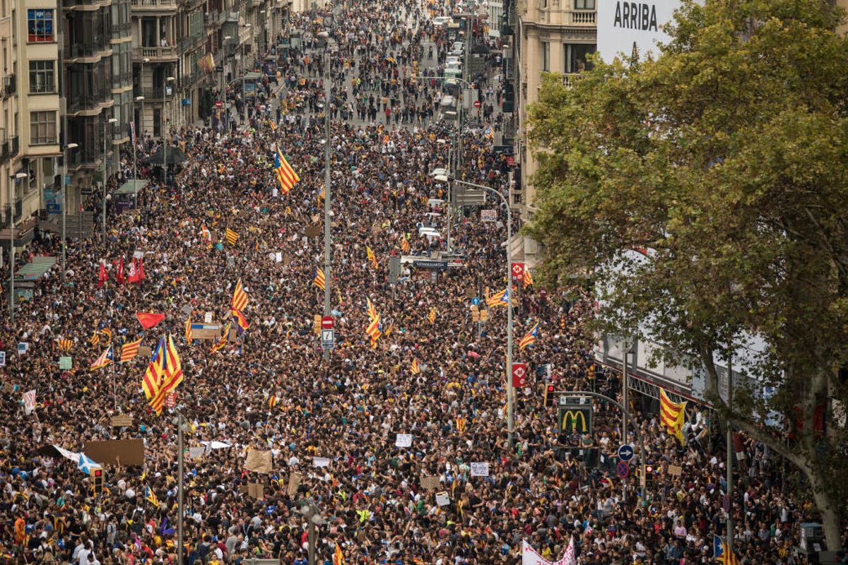 Catalan referendum: Thousands take to streets of Barcelona to protest ...