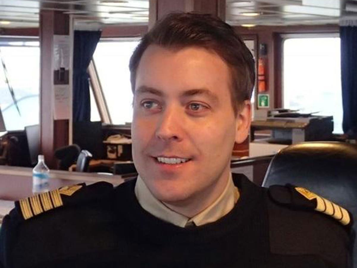 British captain honoured for rescuing 907 refugees in Mediterranean ...