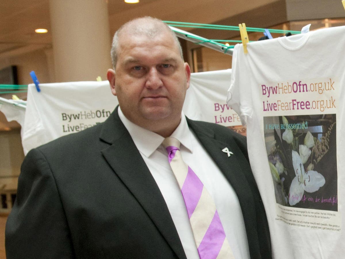 Ex-Welsh minister Carl Sargeant found dead four days after being sacked ...