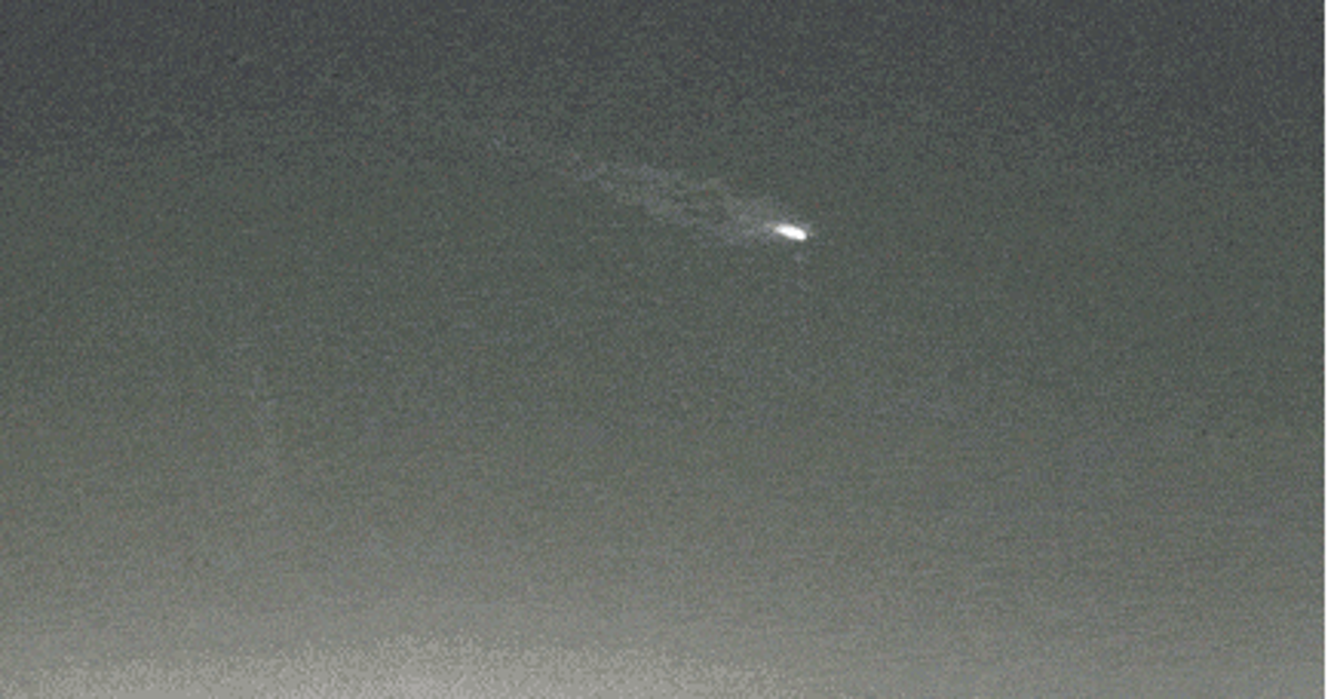 Bright object shoots through sky as plane lands at Heathrow airport ...