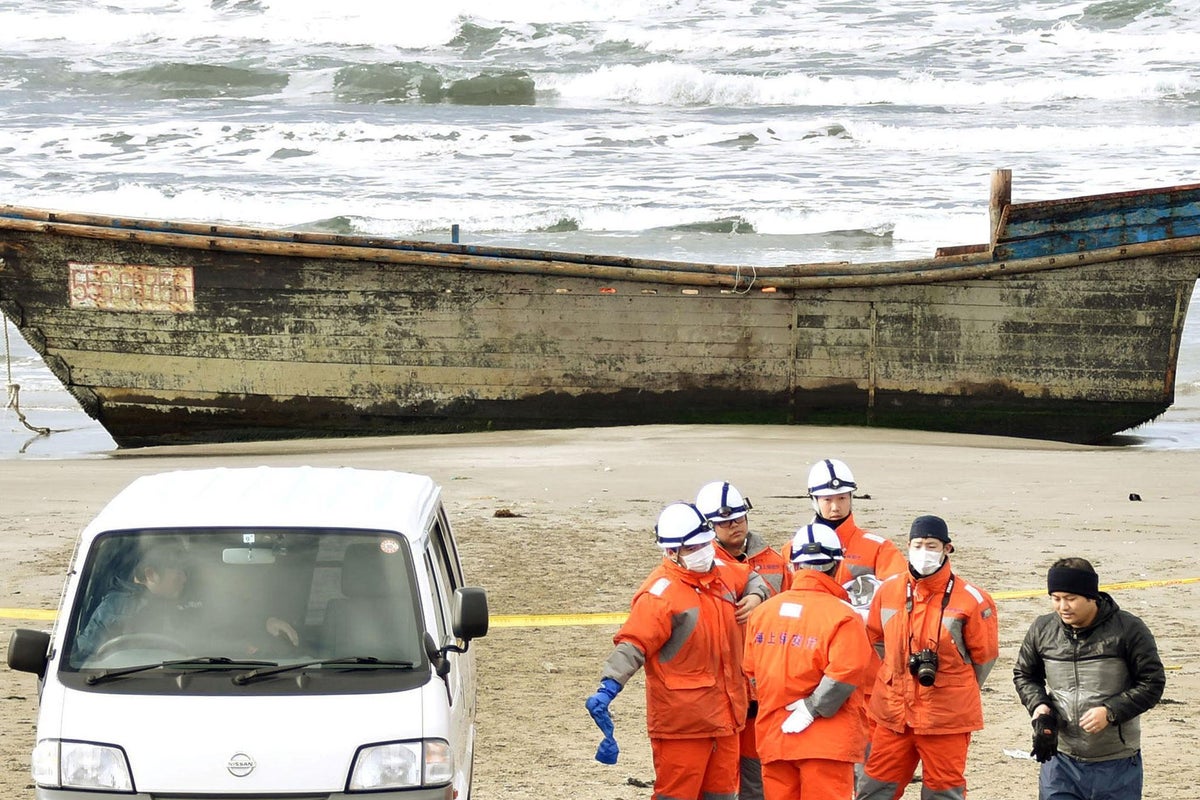 'Ghost ship' with eight decomposing skeletons washes up on Japan beach ...