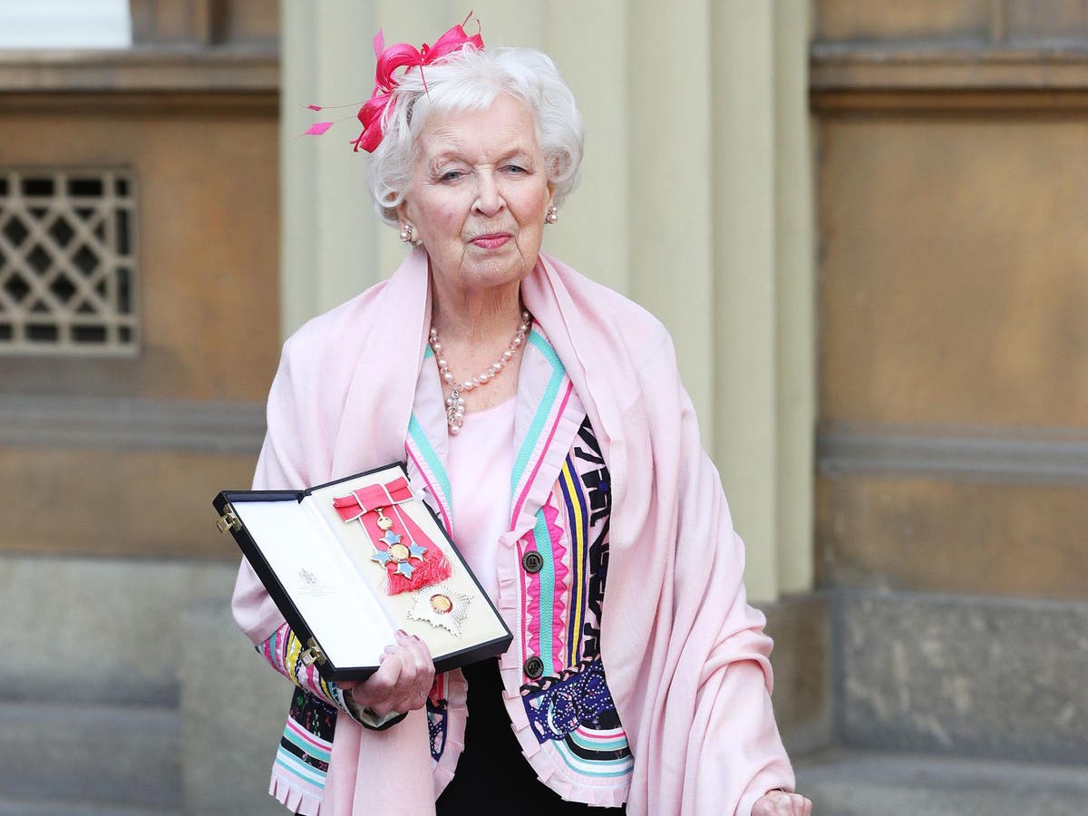 Absolutely Fabulous star June Whitfield says she 'loves' living in care ...