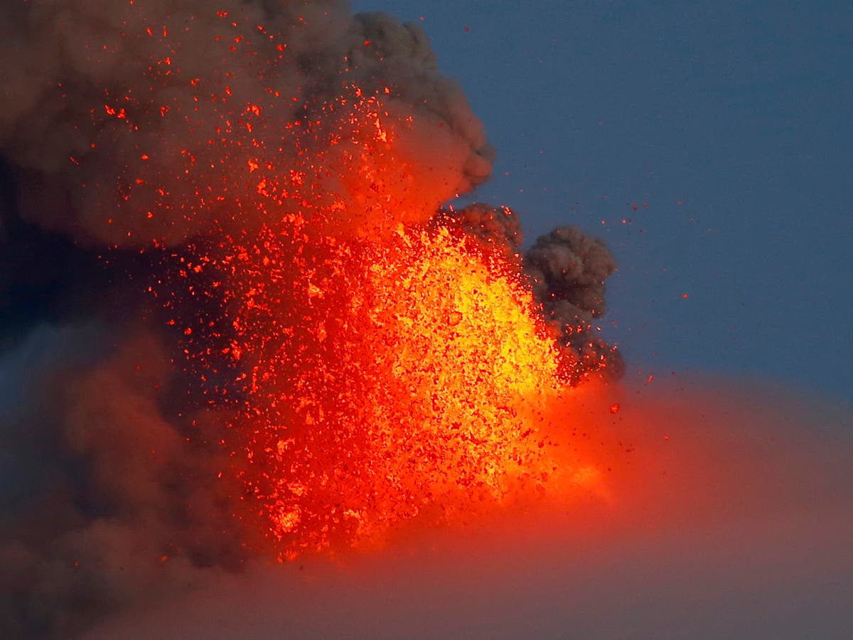 Mount Mayon eruption: Philippines volcano explodes, shooting lava 700 ...