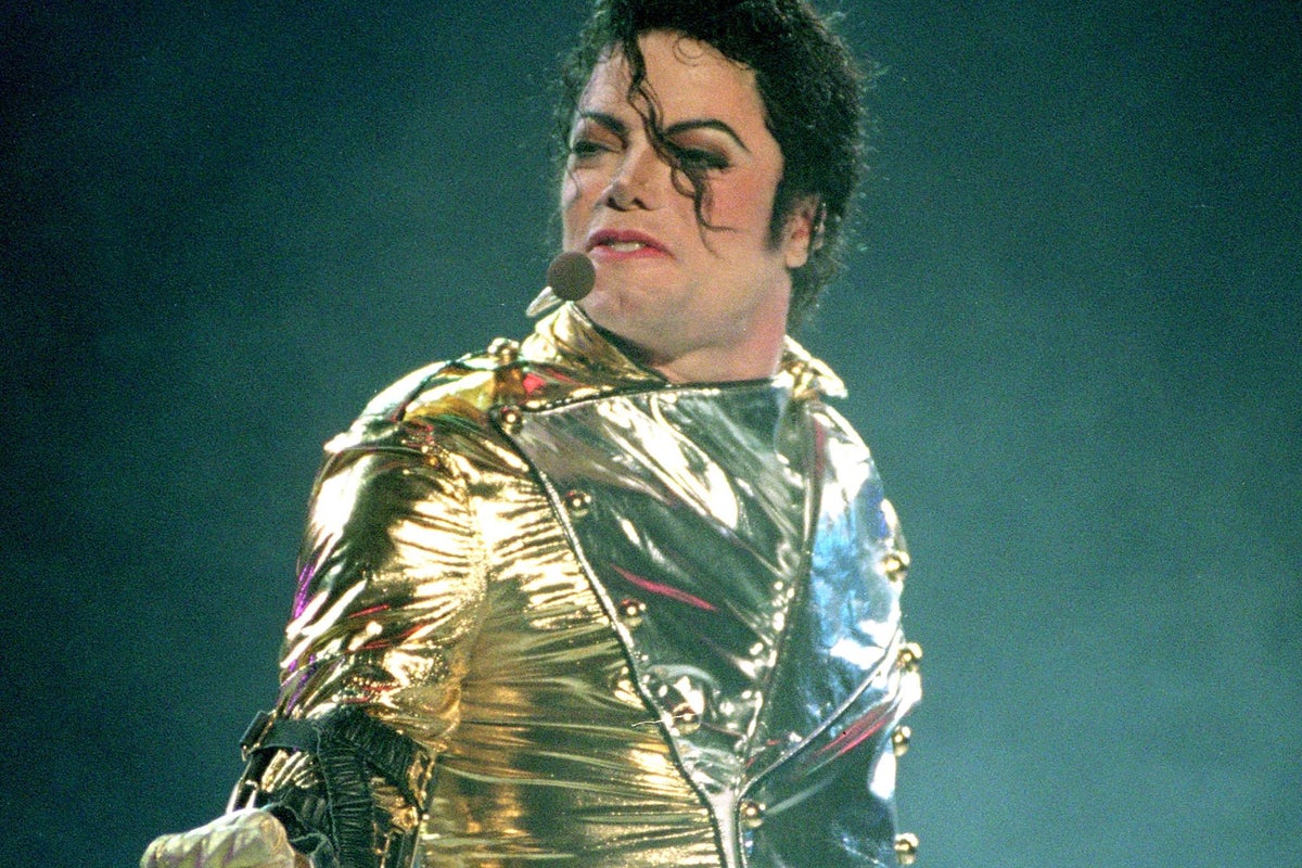 Michael Jackson's gravity-defying 45 degree forward tilt during his ...