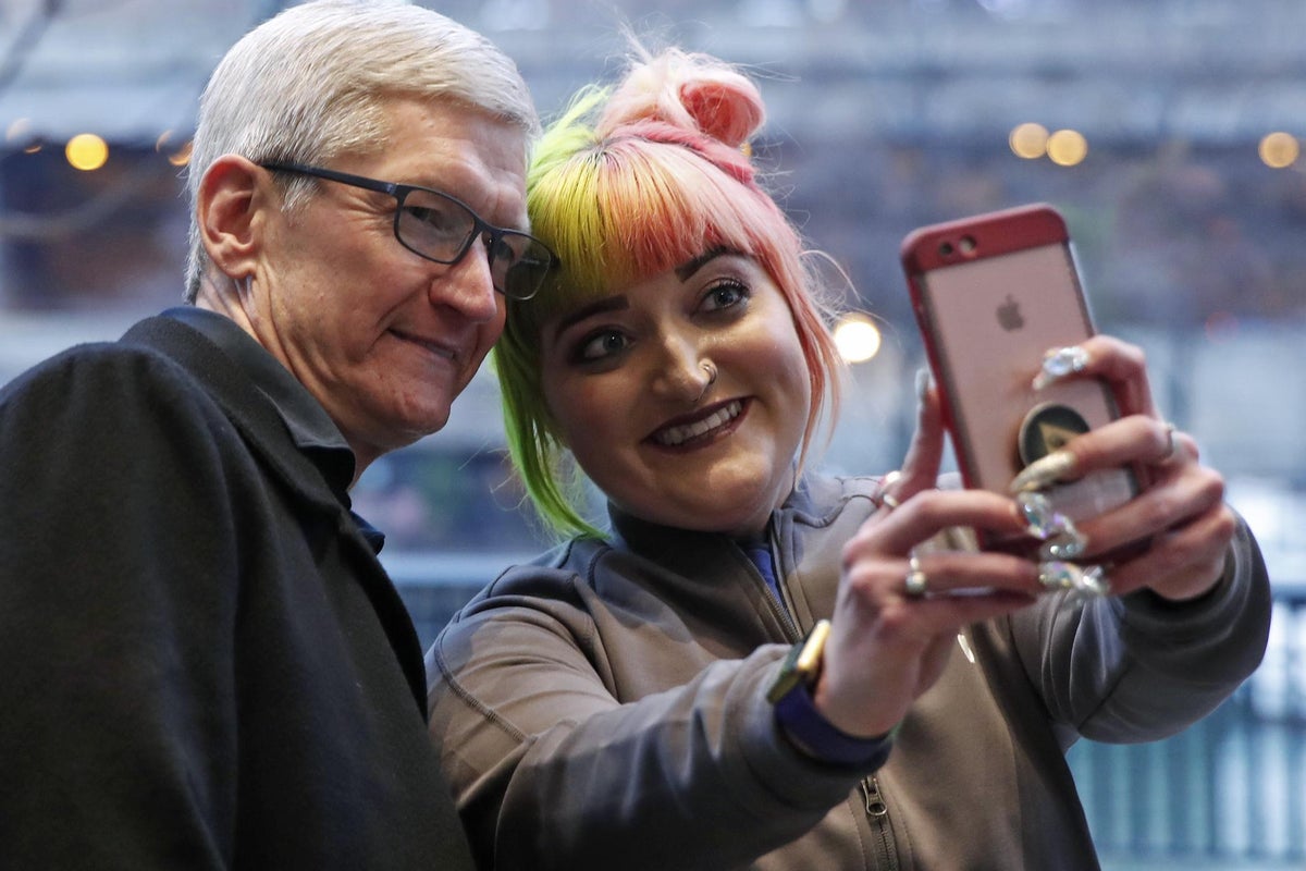 Apple reveals gender pay gap figures showing it pays women more on some ...