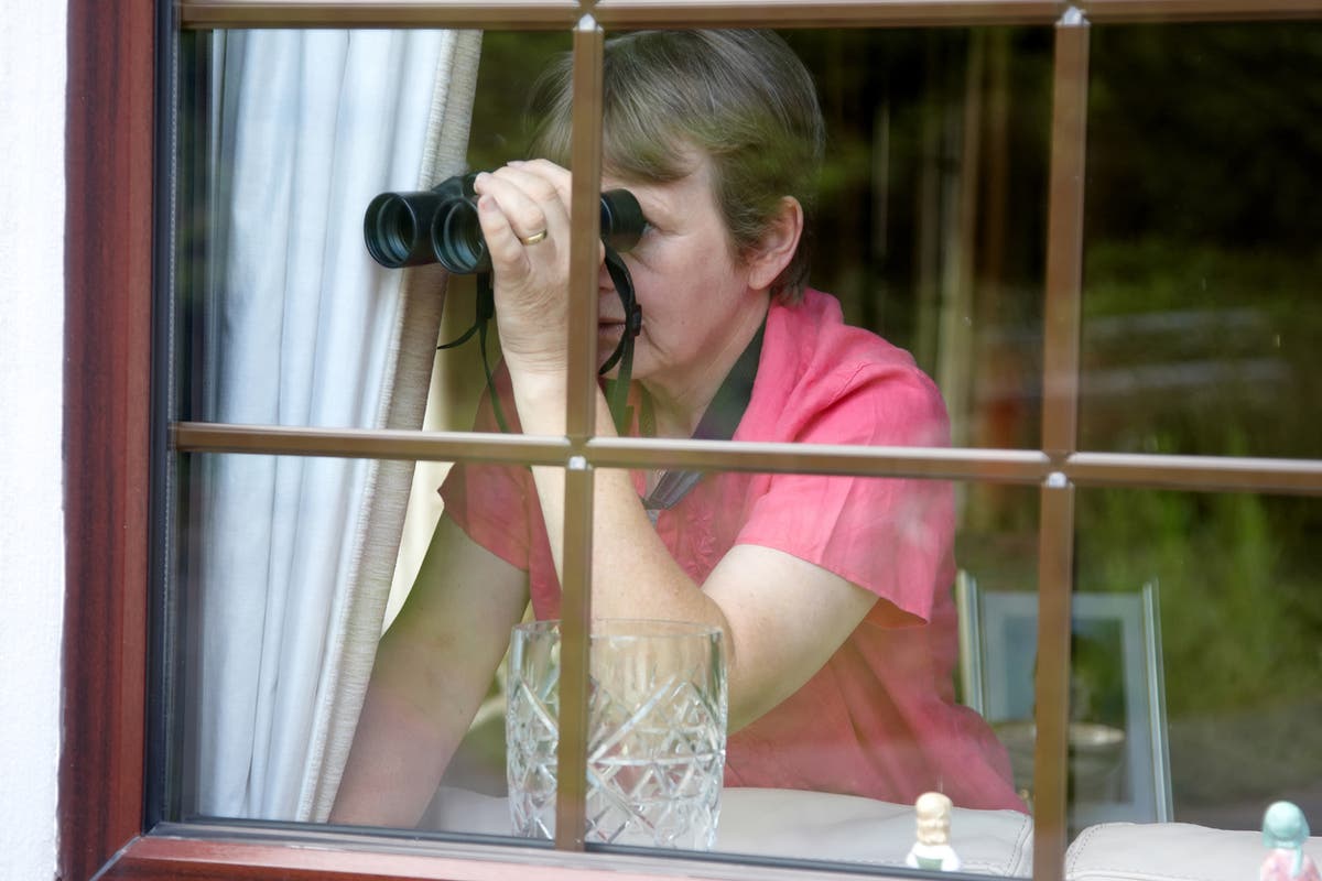 Couple Responds To Neighbours Note Complaining About Seeing Them Naked The Independent The