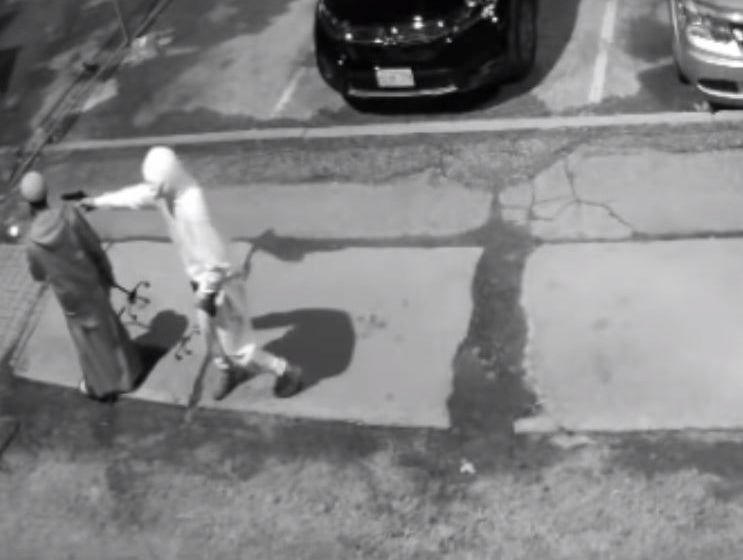 Video shows man unwittingly escape death after gun pointed at his head ...