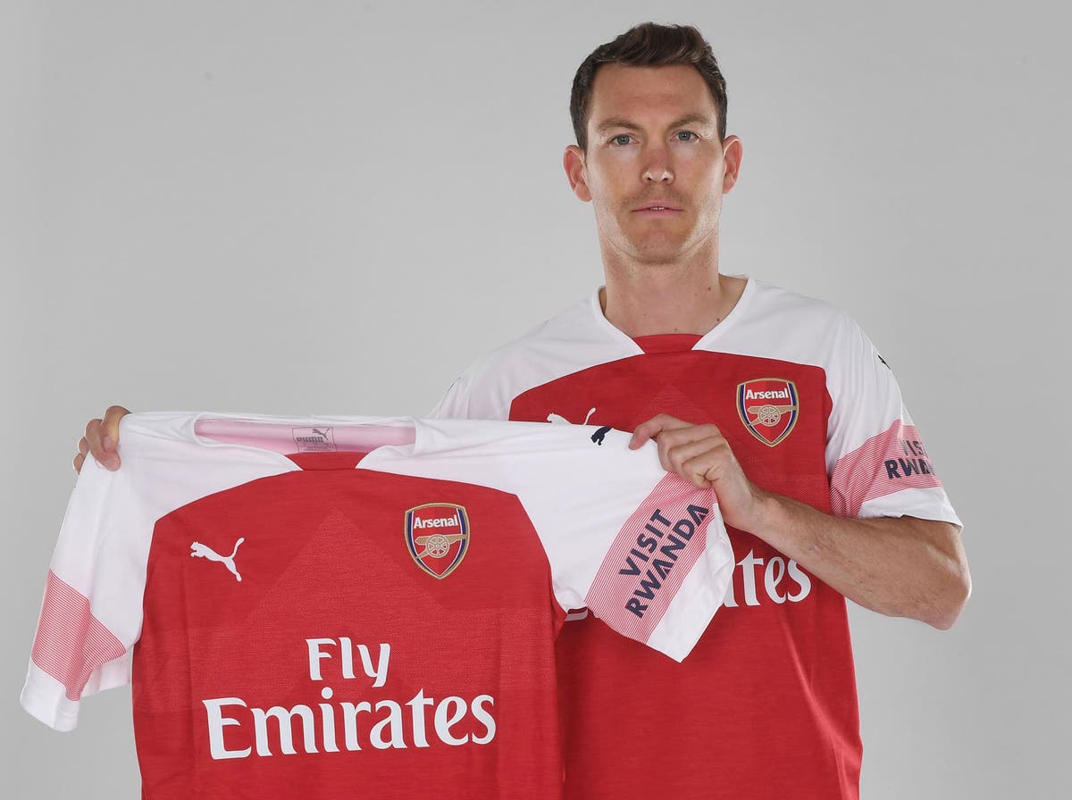 Arsenal confirm Stephan Lichtsteiner transfer with Switzerland ...