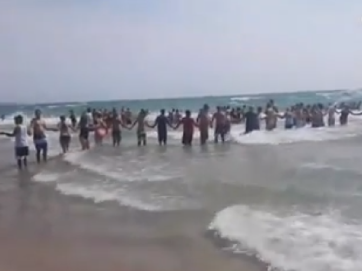 People form human chains on shore of Lake Michigan to rescue swimmers ...
