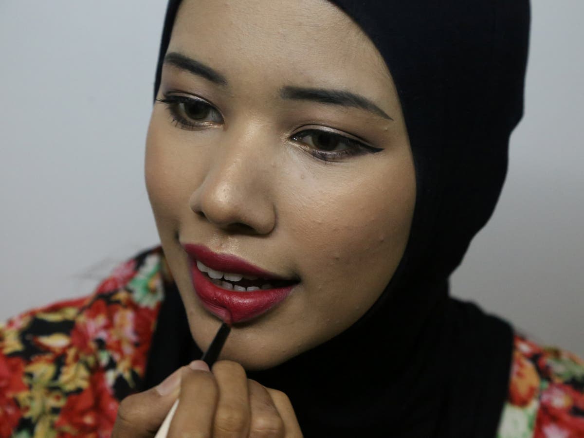 A beauty blogger is challenging the way Muslims are viewed in Myanmar ...