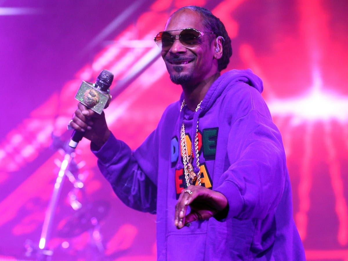 Snoop Dogg faces anger over photos of himself next to Paul Gascoigne to ...