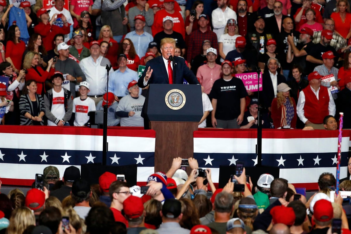 Crowd sings 'Amazing Grace' after woman collapses at Trump rally in ...