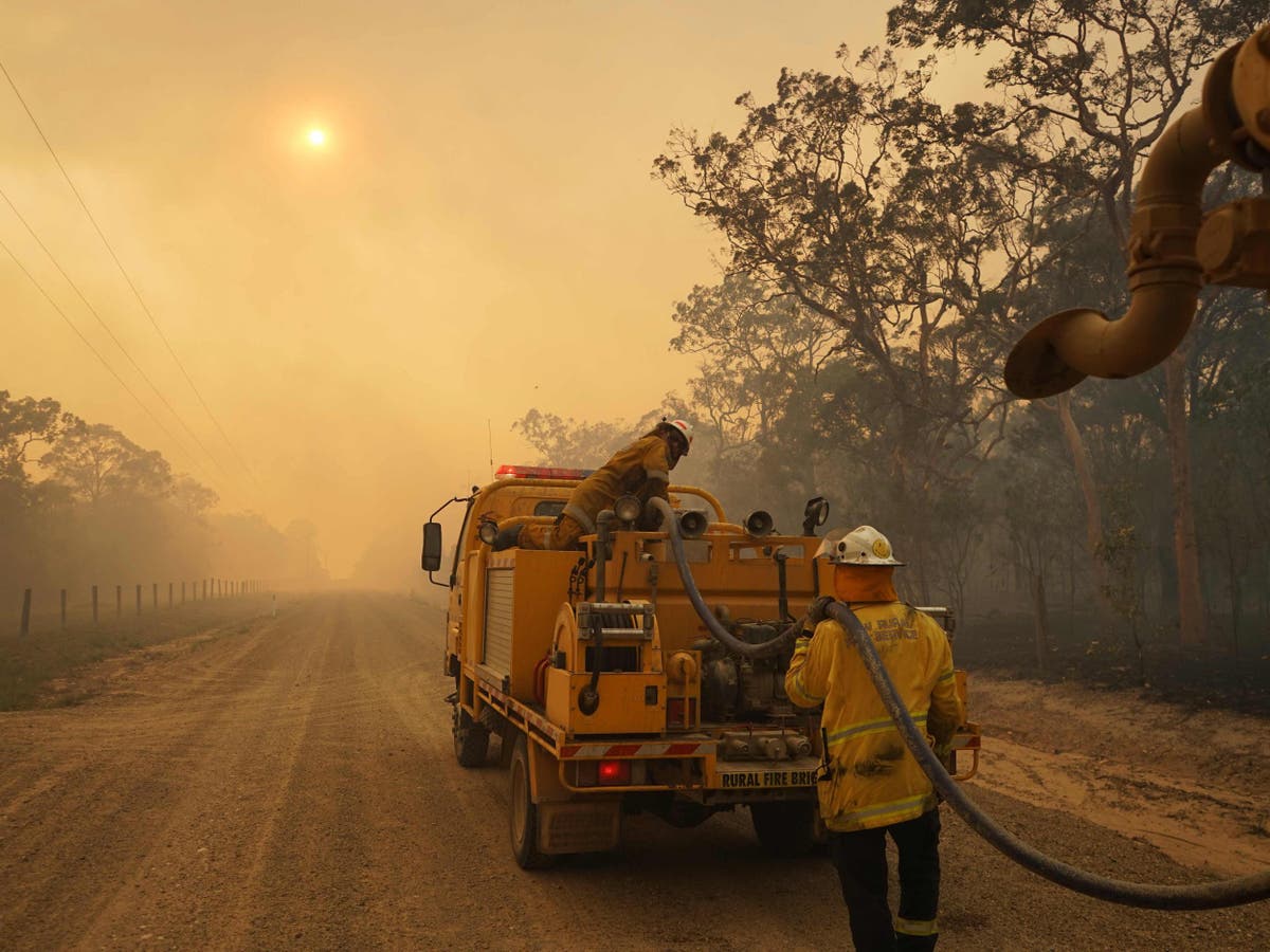 Queensland fire: Thousands of Australians told to flee homes as threat ...