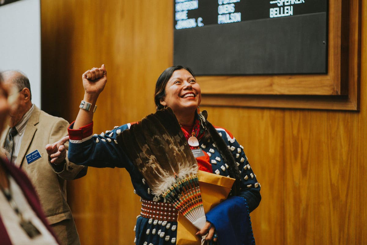 Politician wears Native American dress for historic political ceremony ...