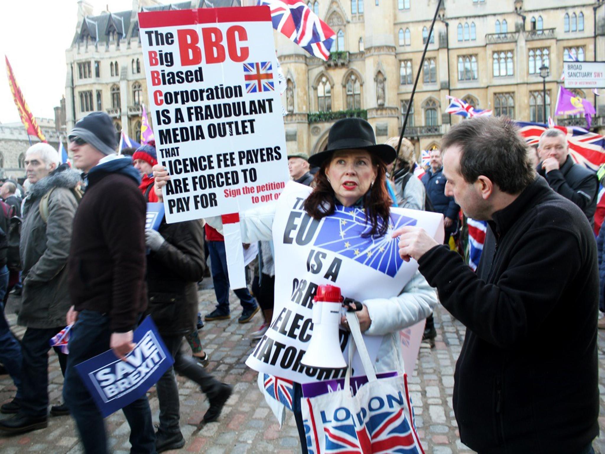 Far-right 'yellow vest' Brexiteers chase Anna Soubry shouting 'traitor ...