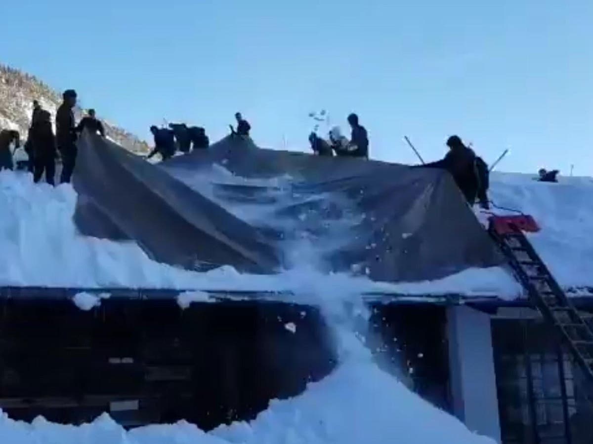 Austrian armed forces find clever way to clear snow from roofs amid ...
