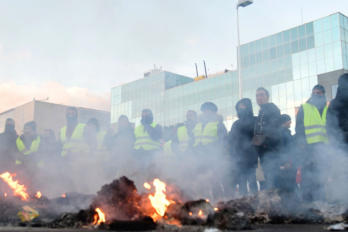 Madrid Uber protests: Riot police deployed as taxi drivers in yellow ...