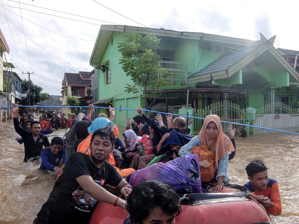 Indonesia dam disaster: Thousands forced to flee after overflow kills ...