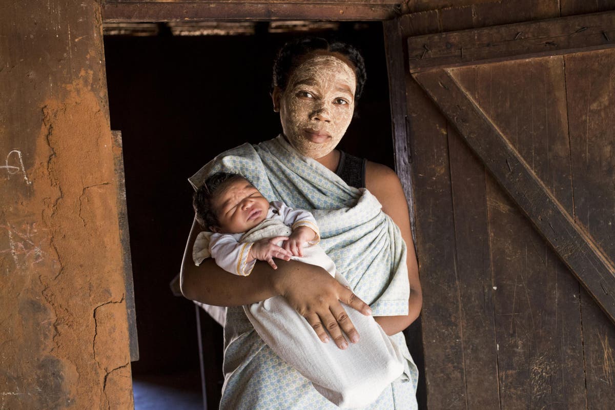 Childbirth traditions from around the world displayed in touching photo ...