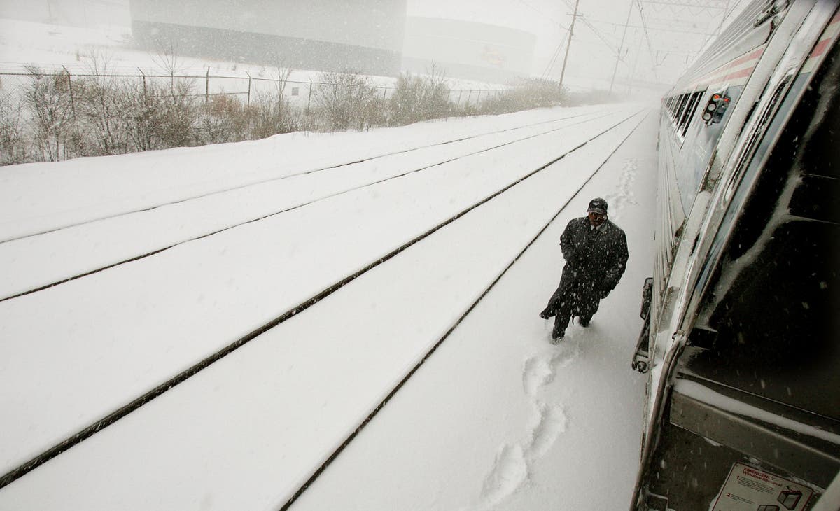 Amtrak train stranded in Oregon with nearly 200 passengers for 40 hours ...