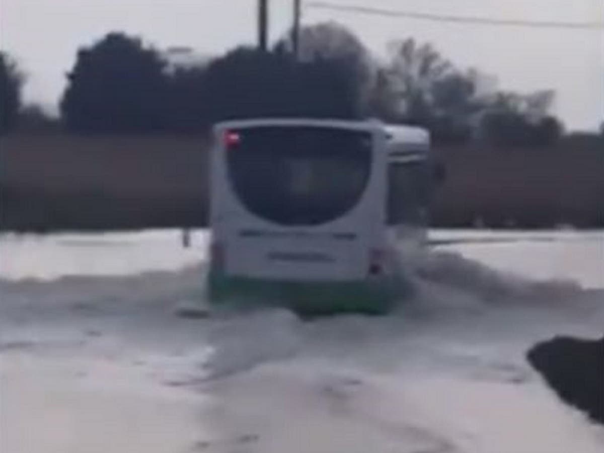 Essex floods: Bus overtakes cars queuing on flooded road only to drive ...