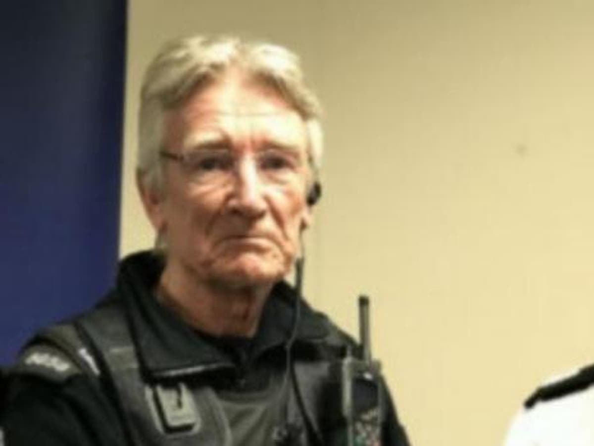 Volunteer police constable, 74, catches 29-year-old criminal after foot ...