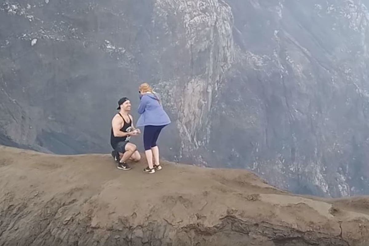 Travel blogger proposes to girlfriend at top of 7,600ft active volcano ...