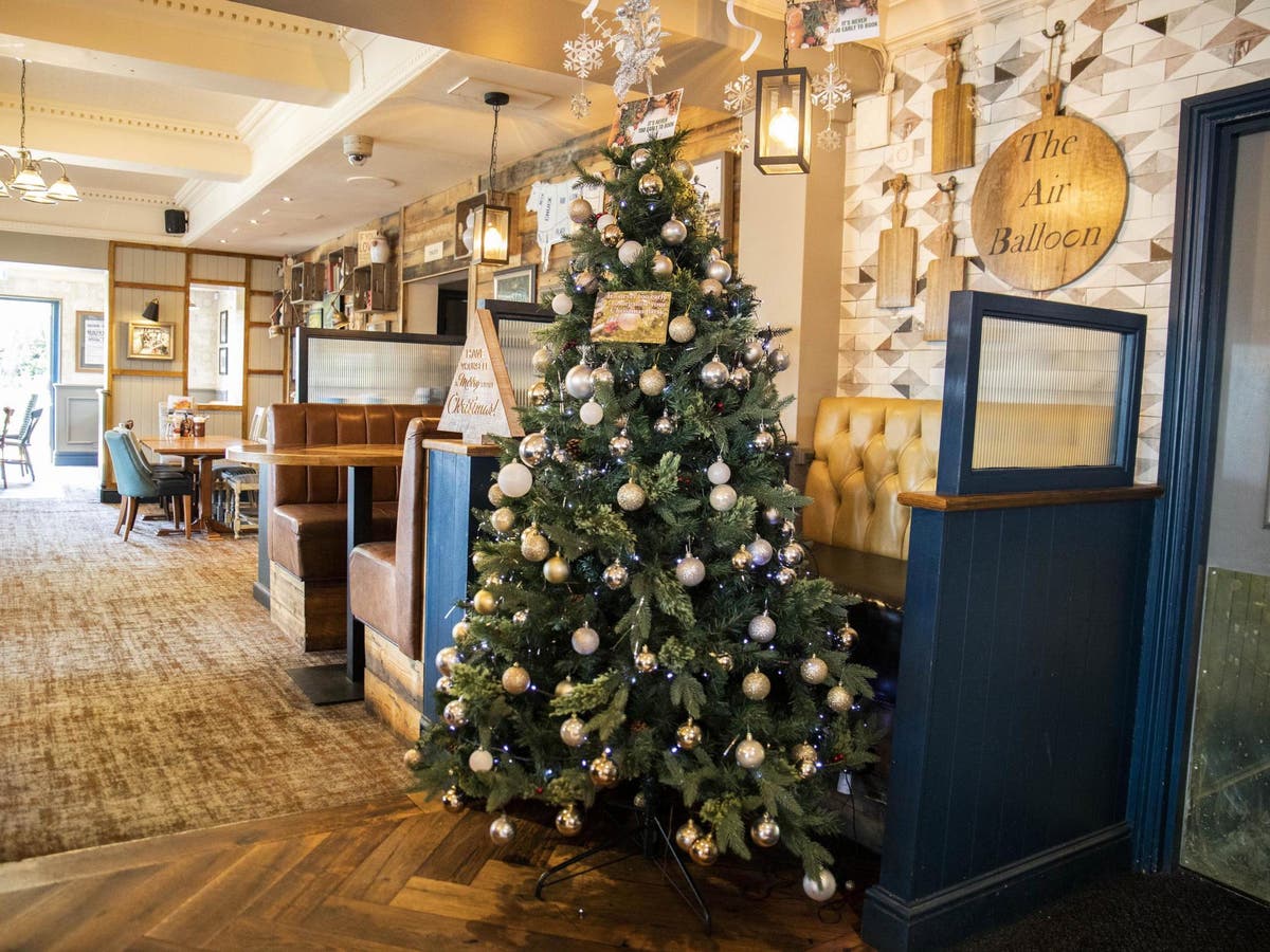 Pub ‘becomes first in Britain’ to put up Christmas tree in heat of ...