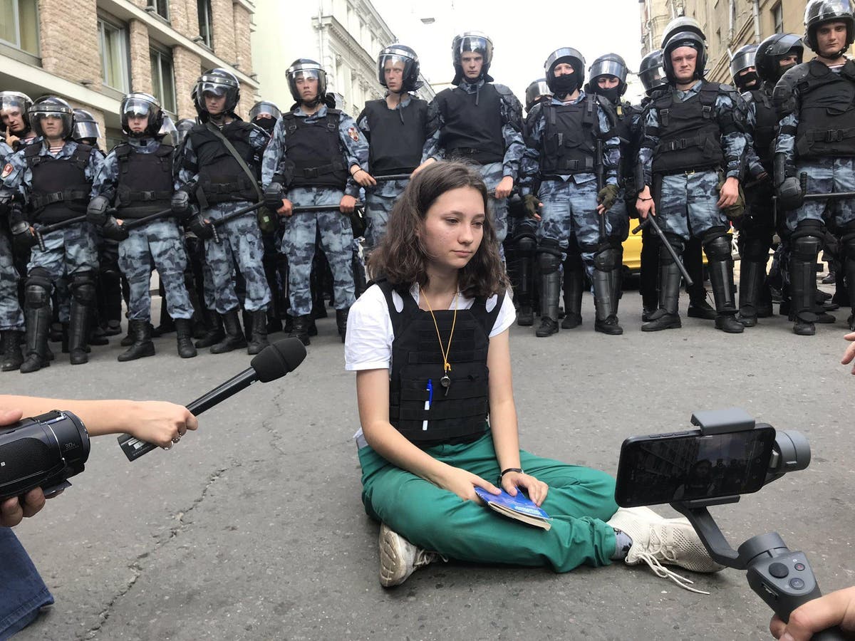 Olga Misik: Teenage girl reads constitution in front of Putin’s riot ...