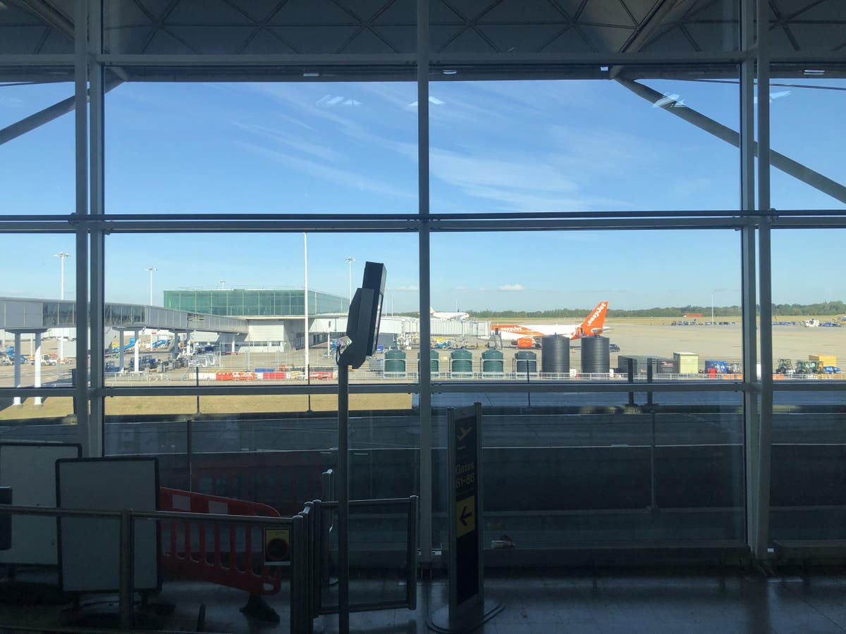 Thousands of easyJet passengers grounded on second day of flight chaos ...