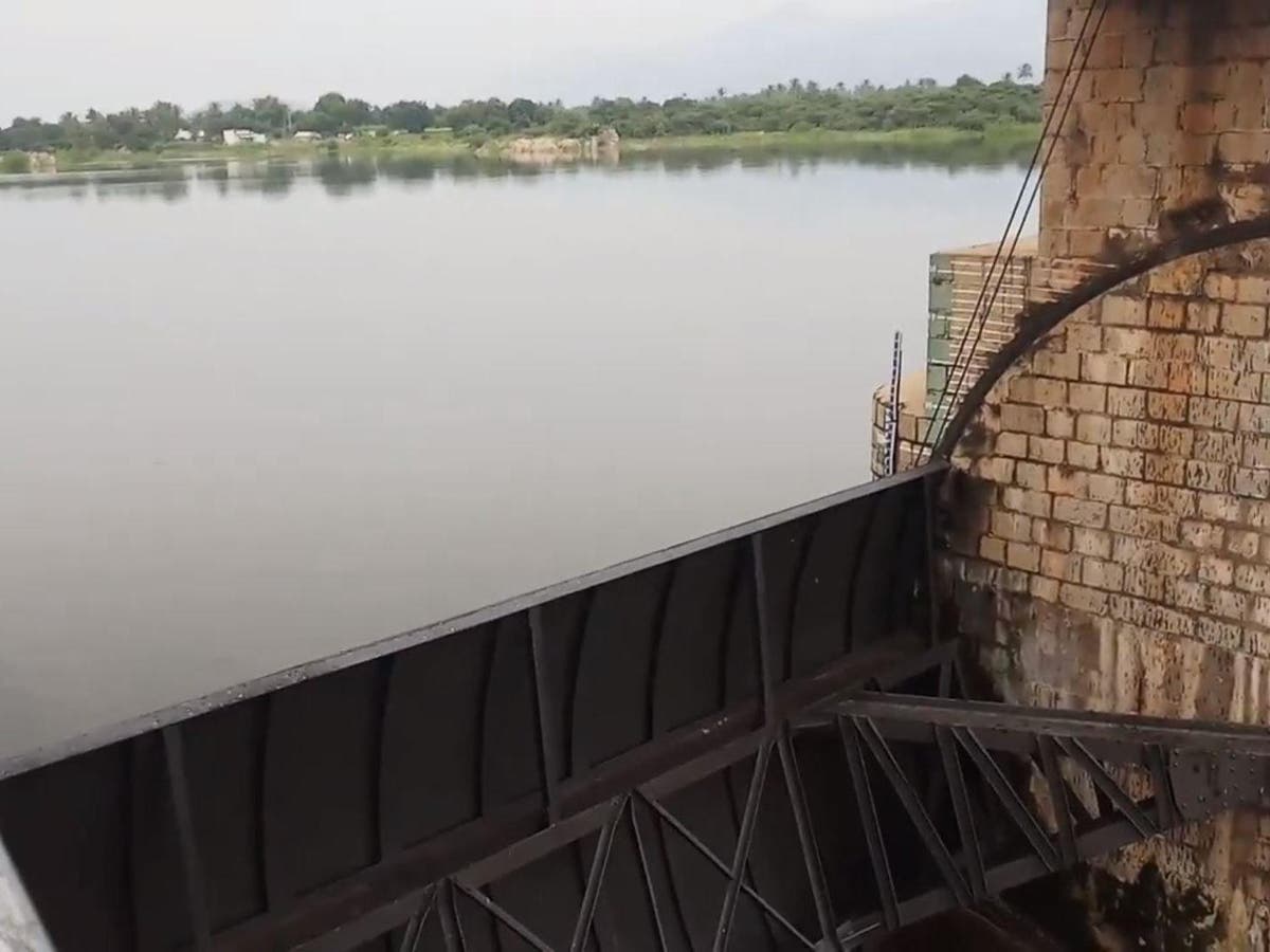 Newlywed and three teenage relatives drown trying to take selfie at ...