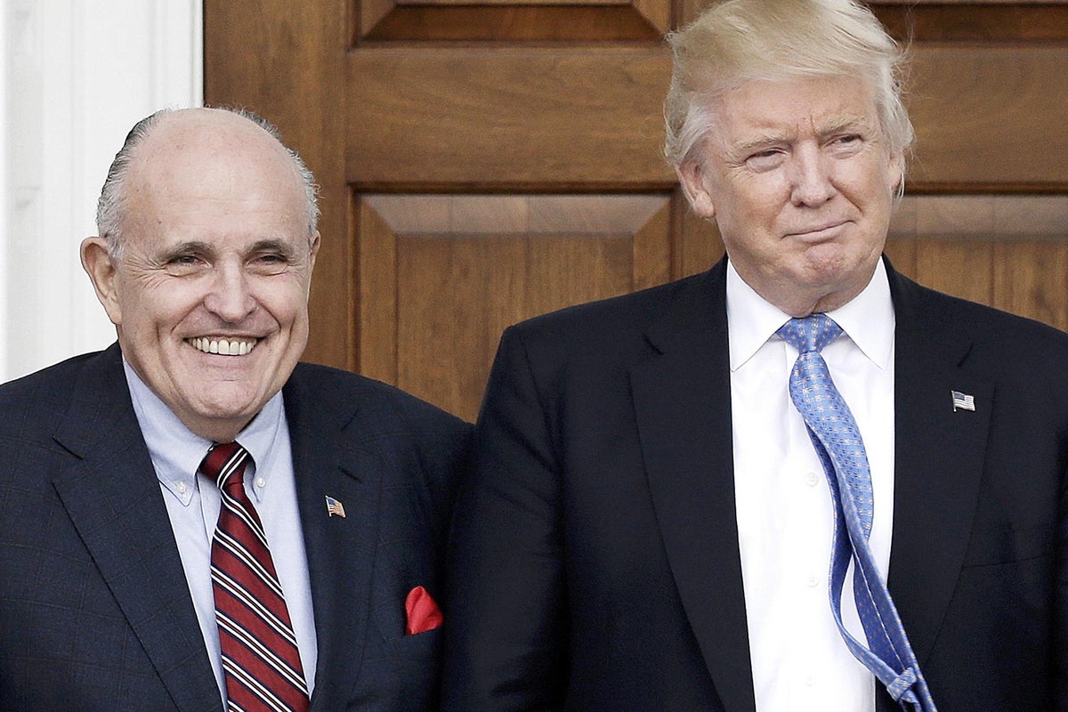 Trump meets with Rudy Giuliani for lunch in show of support over ...